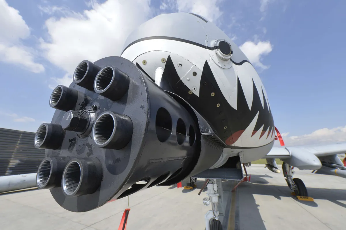 Legendaarinen ”Pahkasika” eli A-10 Thunderbolt II joutuu eläkkeelle ...