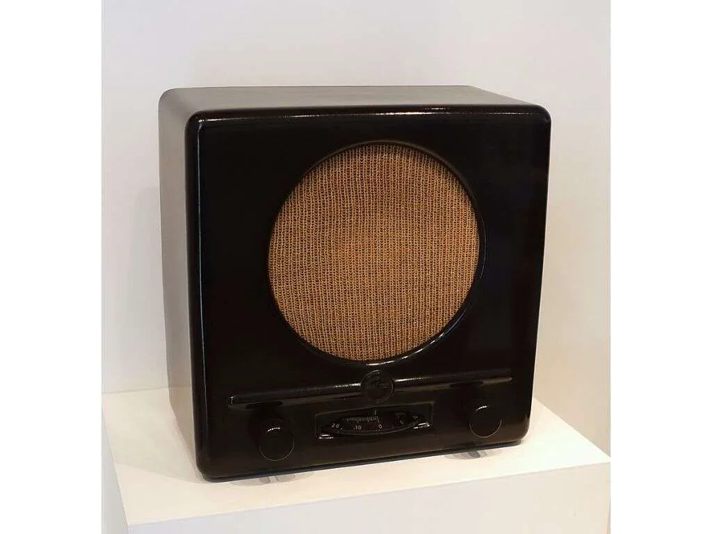 Hakaristillä varustettu pikku-Hitler oli saksalainen joka kodin radio ...