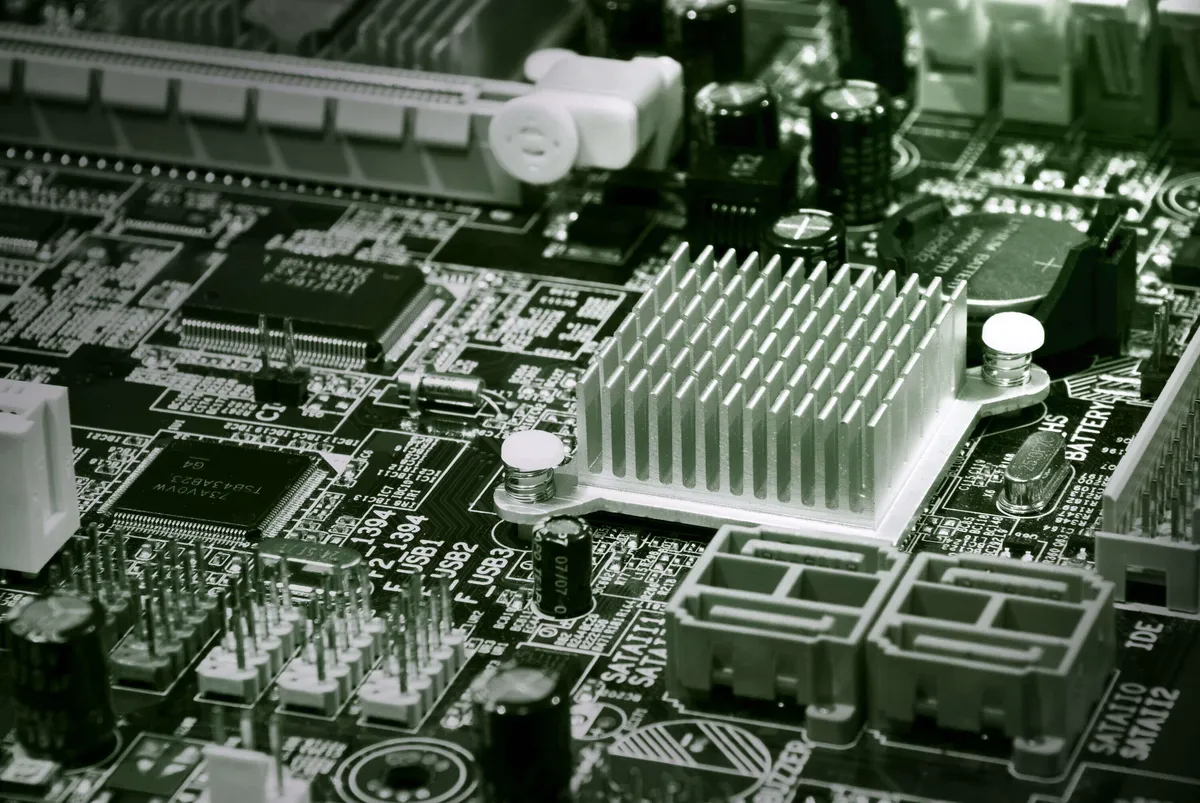 Pieni tarra, iso vahinko: ohjetarra pilasi emolevyt | Mikrobitti