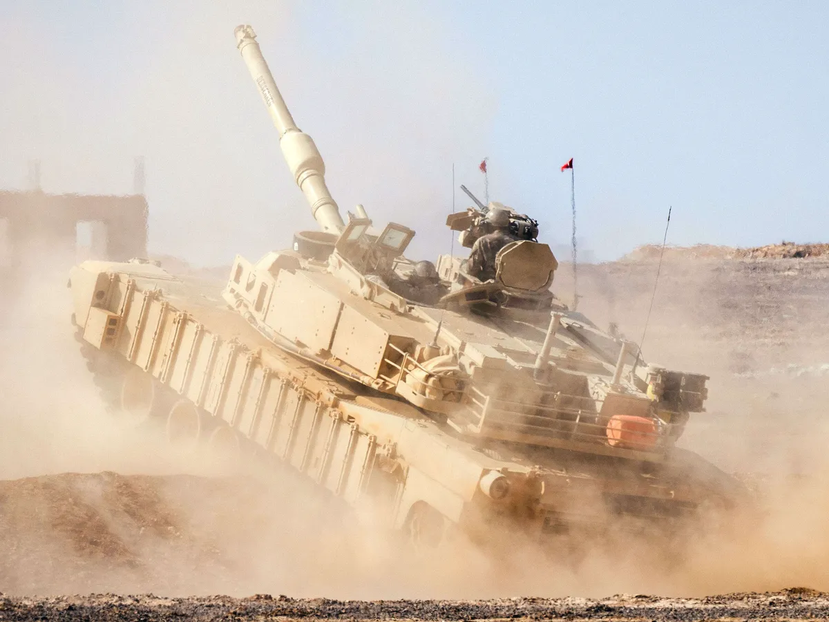 Kenraalit: Lentokonepetrolia polttava Abrams-tankki on liian ...
