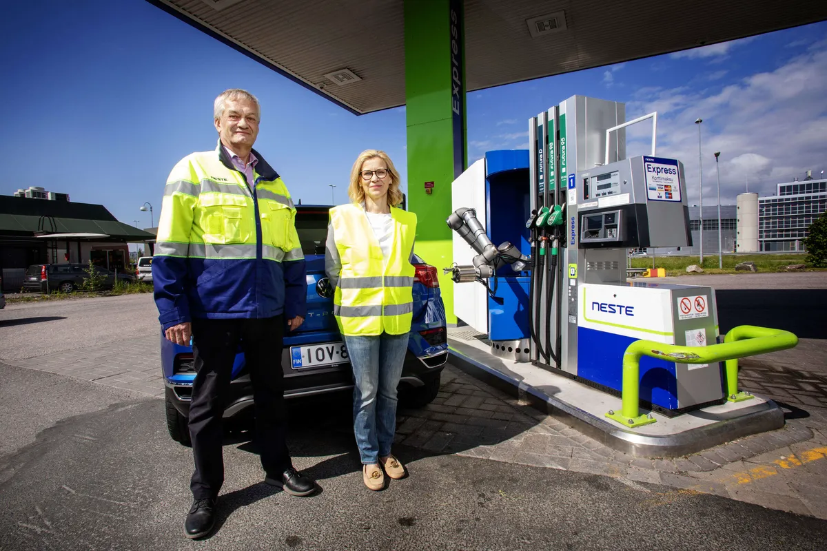 Neste testaa sitkeästi tankkausrobottia – koeautoilijat saavat tankata ...