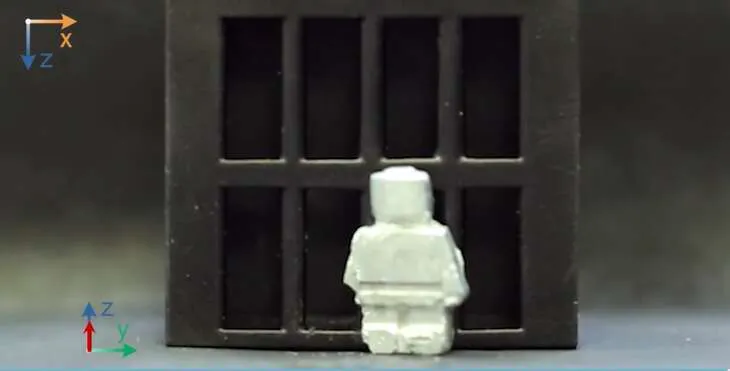 Metallinen Lego-ukko kulkee tieteellisessä videossa etäohjattuna ...