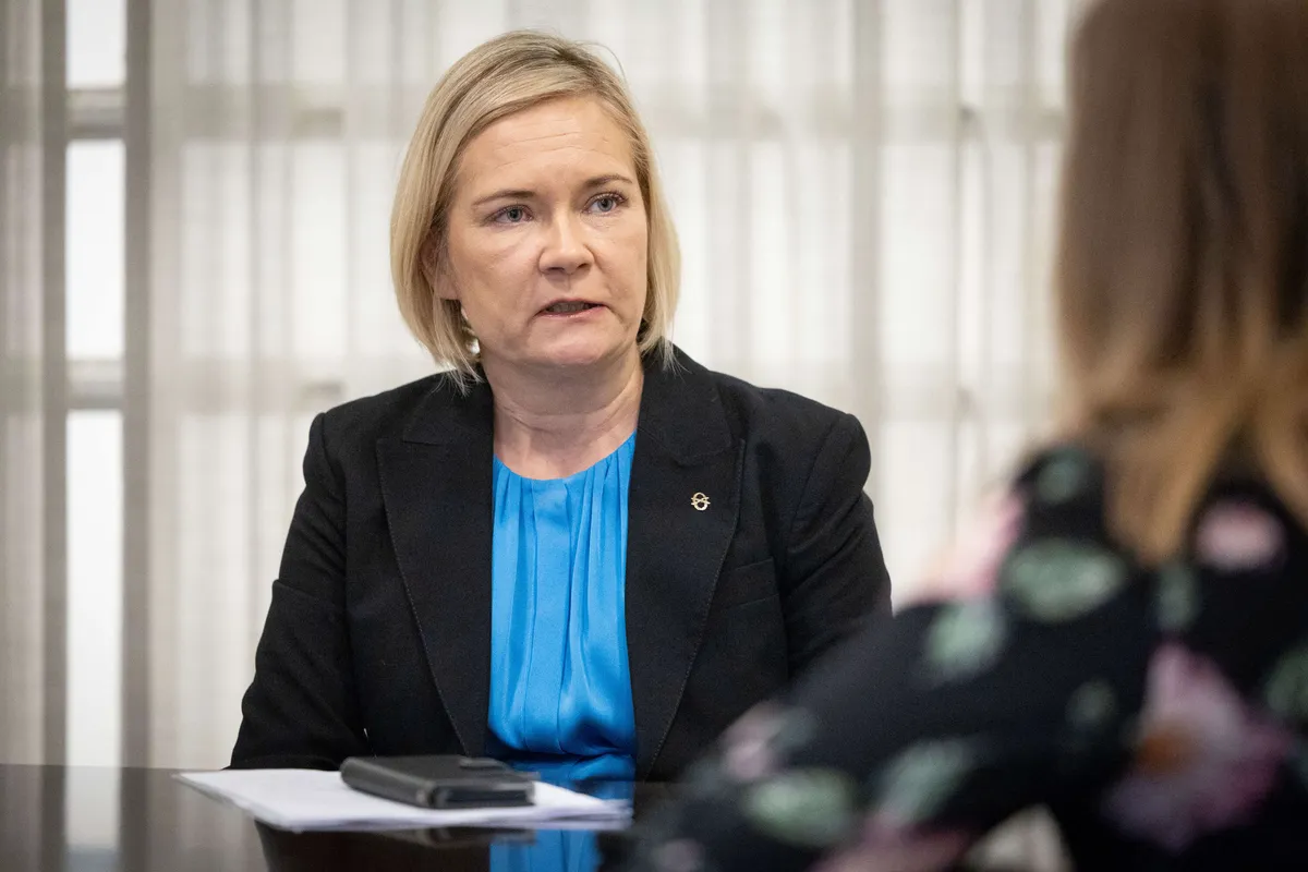 Sisäministeri Mari Rantanen jäi jyrän alle ja aiheutti nolon tilanteen ...