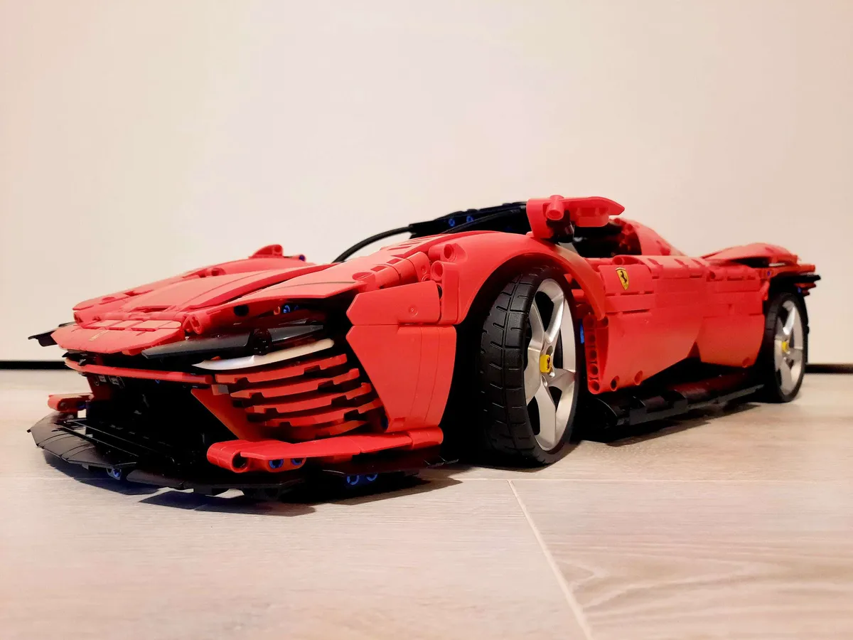 3778 Lego-palaa, toimiva V12-moottori, 59 cm pitkä, 450 € ja leima K18 – Legon uusi Ferrari ...