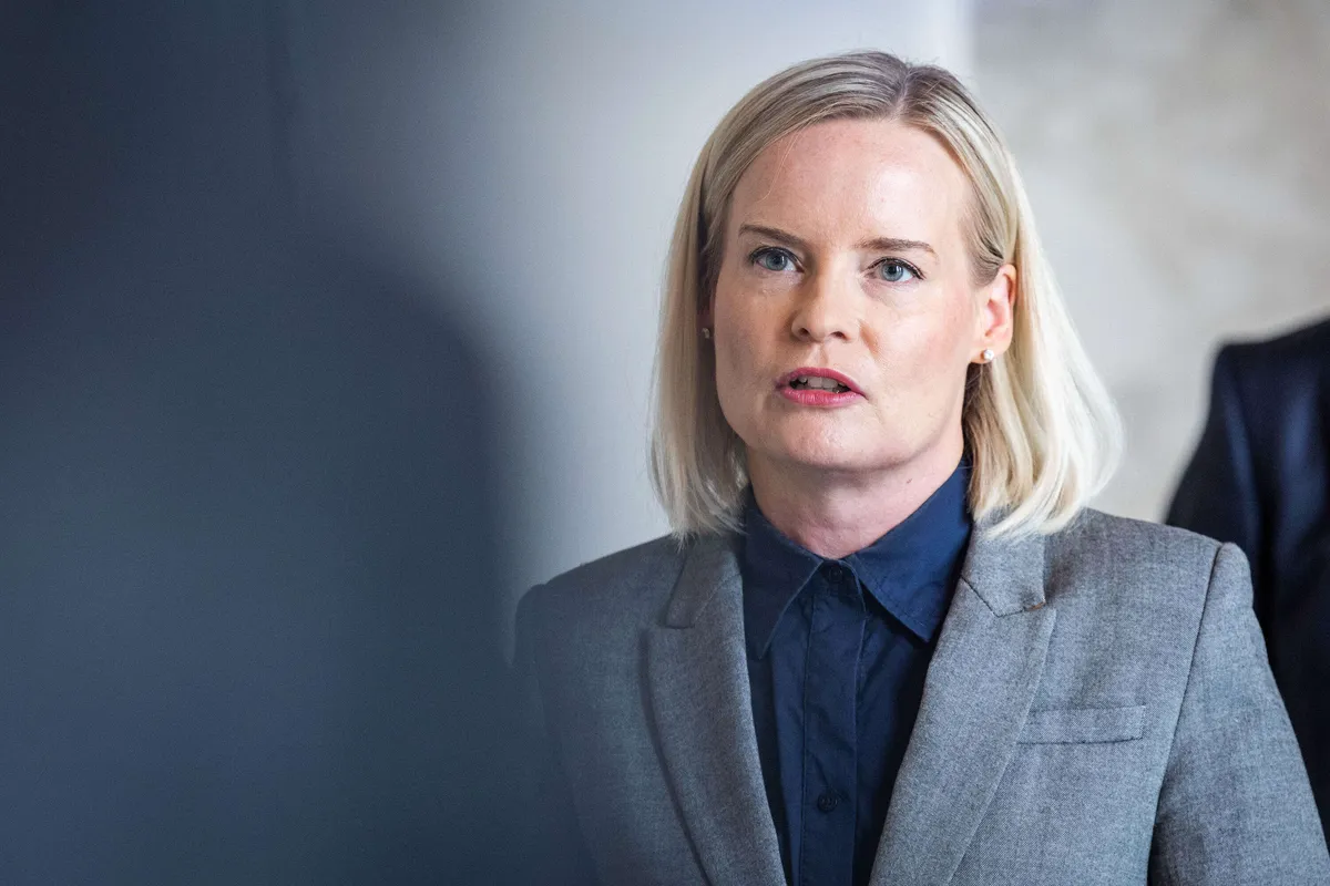 Riikka Purra sanoo suorat sanat ”sinipunasta” ja avaa puolueen ...