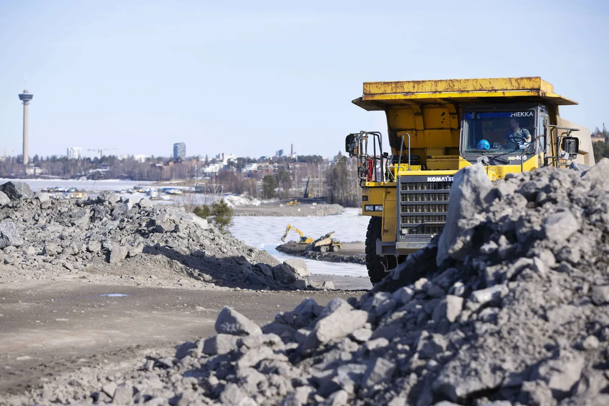 Tampereen superkaupunginosaan ensimmäiset kiskot – Hiedanrantaan pääsee ...