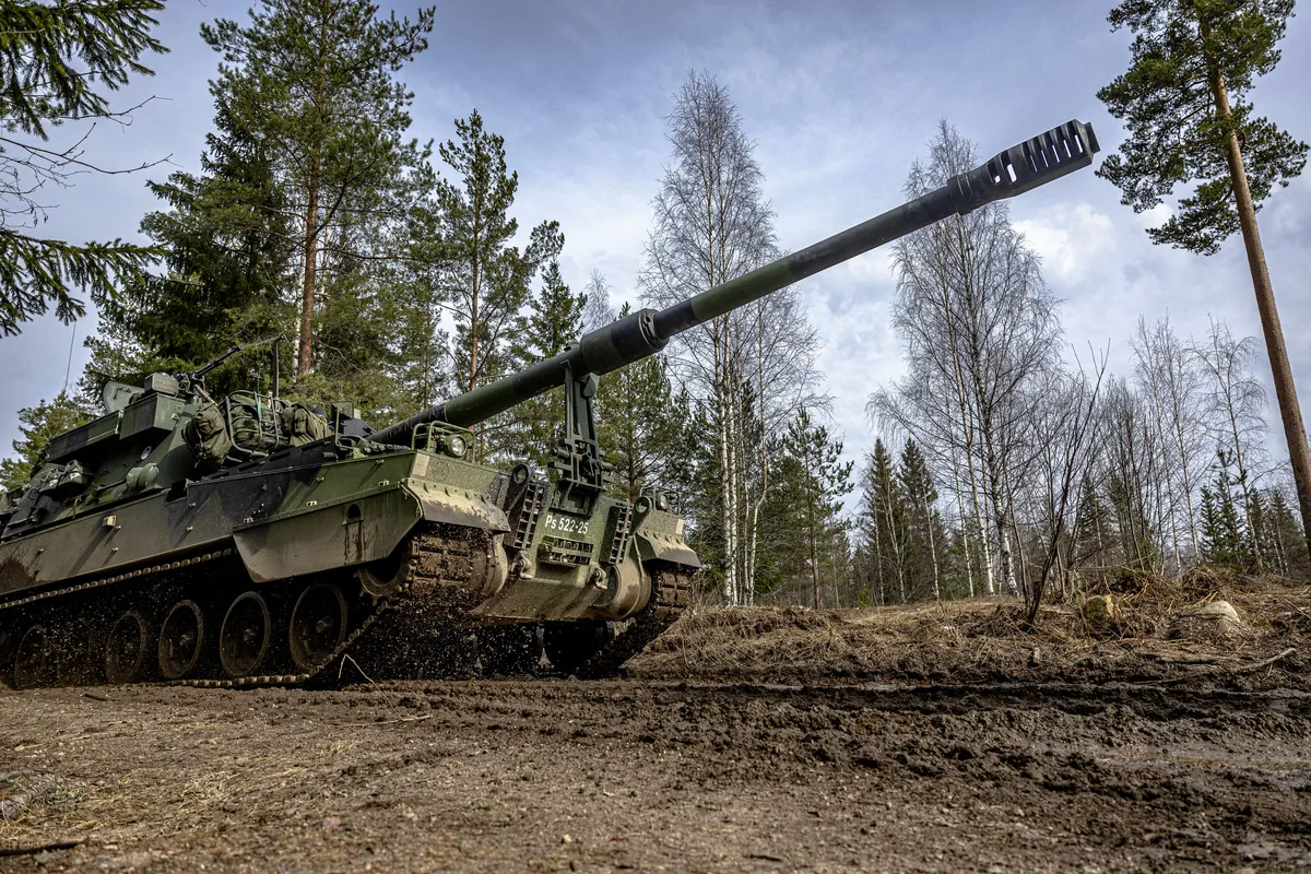 47 000 kg ”Moukari” K9 ampuu kolme laakia 15 sekunnissa 40 km päähän ...