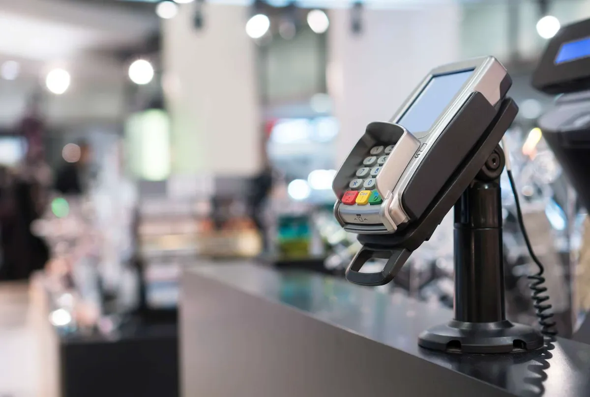 Biohakkeri ”Chip Girl” asennutti käteensä mikropiirin ja nyt unohtelu ...