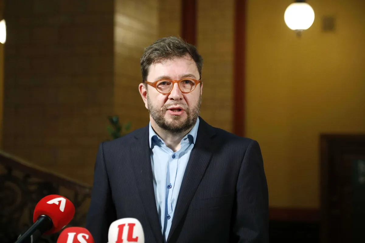 Näin liikenneministeri Timo Harakka selittää teiden huonoa kuntoa ...