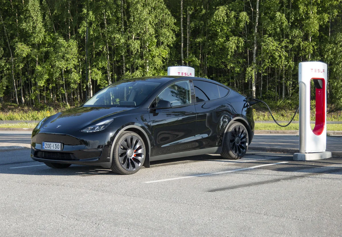Teslan väitetään vääristelleen autojen toimintasädettä – käsky suoraan ...
