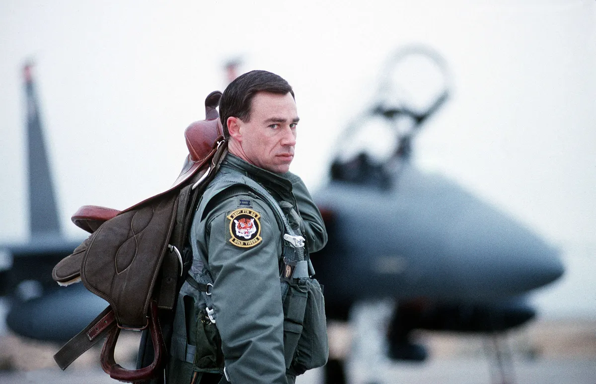 F-15E-lentäjä hyppäsi heittoistuimella 1450 km/h vauhdissa: Lihaksia ...