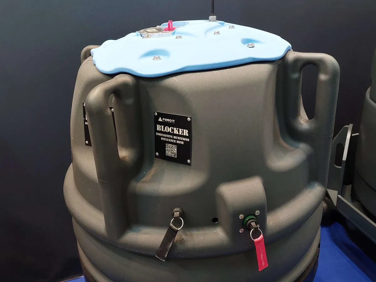 Suomalainen moderni merimiina vaanii pohjassa vuosikausia ja havaitsee ...