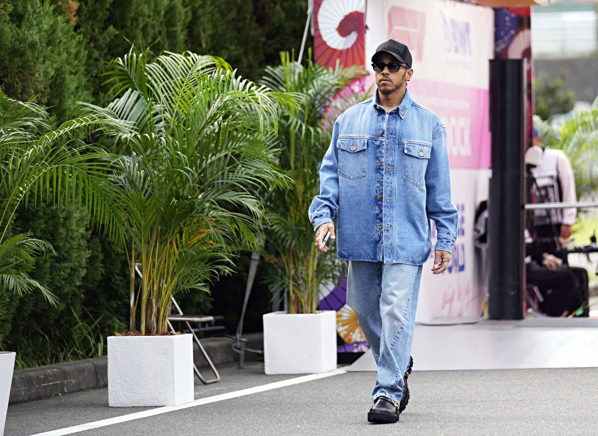 Pukeudu kuin Lewis Hamilton ja unohda kireät farkut – ainakin pariksi ...