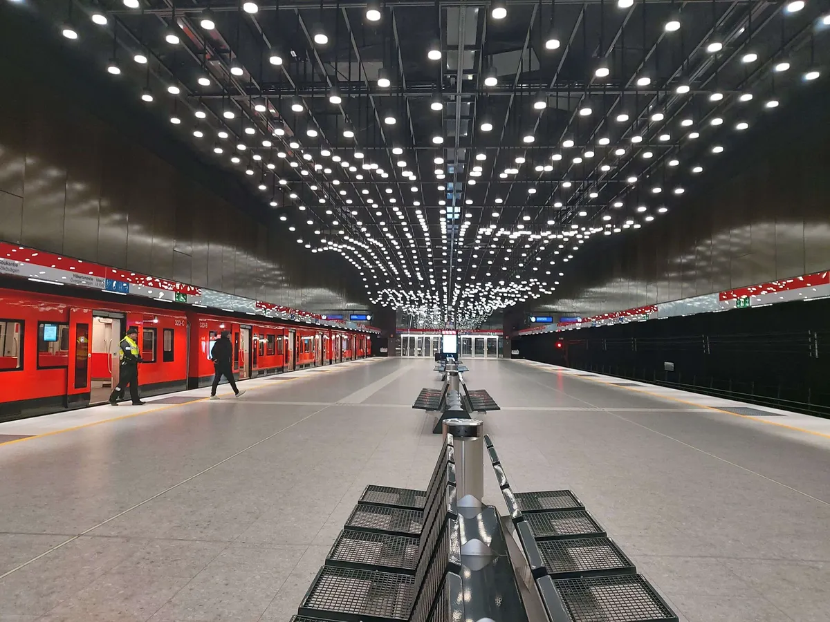 40 metriä maan alla olevalle Soukan metroasemalle vie Soukantorilta ...