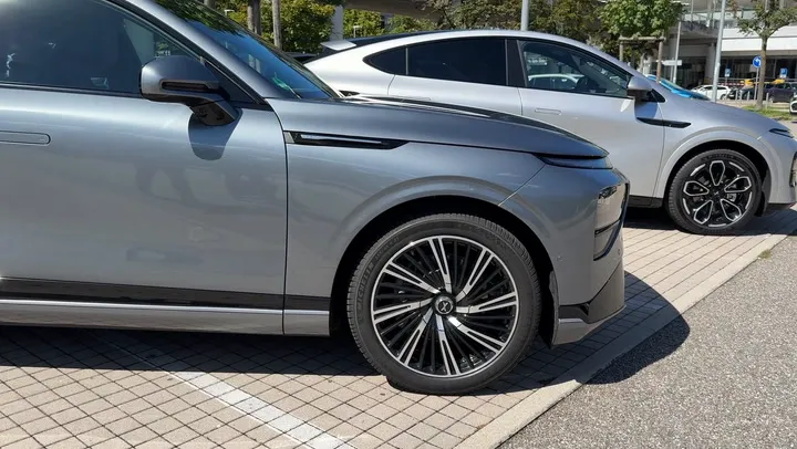 2,4 tonnin katumaasturi kiihtyy 0–100 km/h 4,2 s, tehoa 600 hv, vääntö ...