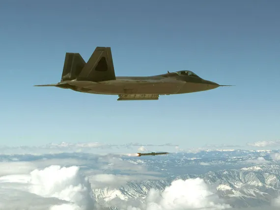 F-22 Raptor rikkoi ennätyksen – Näin pitkälle Amraam-ohjus nyt lentää ...