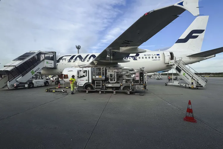 Finnair peruu kaikki lennot Tarttoon kesään asti – Syy gps-häirintä ...