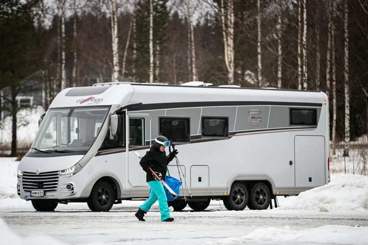 Testissä 230 000 € maksava matkailuauto – Hulppea vaihtoehto mökille ...
