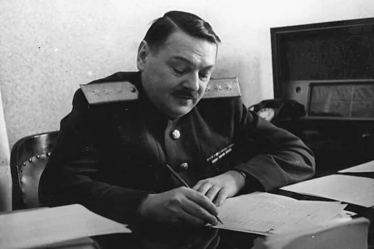 Mies nimeltä Andrei ilmestyi hotelli Torniin ja alkoi alistaa Suomea ...