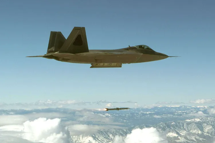 F-22 Raptor -hävittäjä rikkoi ennätyksen uudella Amraam-ohjuksella ...