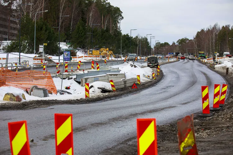 Koneyrittäjät vaatii: Työttömät rakentajat korjaamaan Suomen tieverkkoa ...