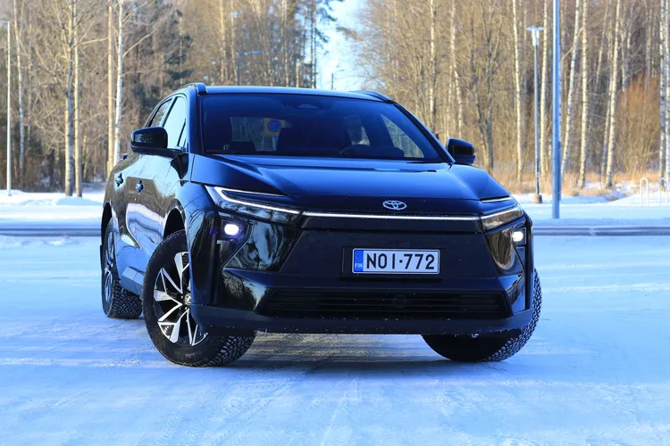 Kiihtyvyys 0–100 km/h 5,1 s ja 343 hv tehoa ei riittänyt – Odotettu ...