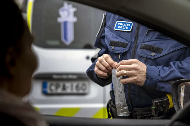 ”Onko tässä mitään järkeä” – Poliisipomolta hätähuuto Marinin ...