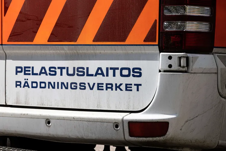 Vaarallinen ohitus johti onnettomuuteen – Auto törmäsi traktoriin ja ...