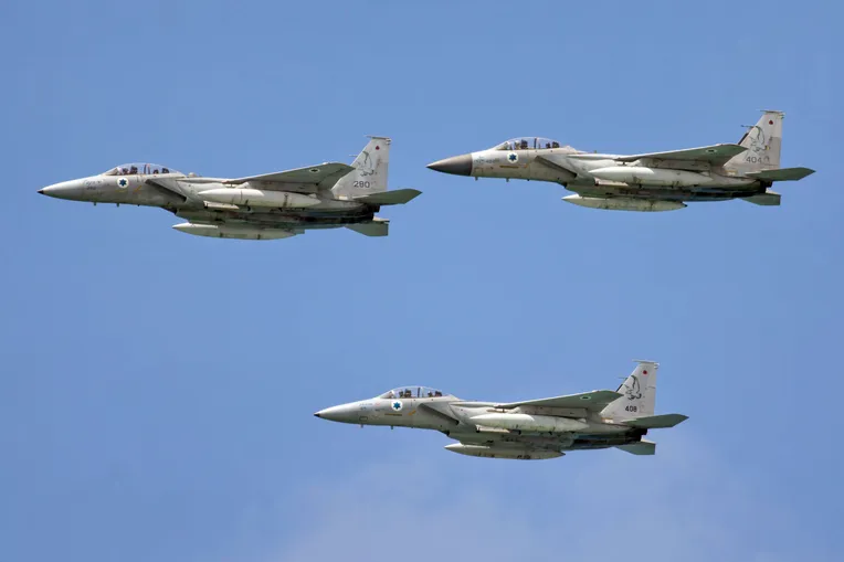 F-16-hävittäjät lensivät uhkarohkeassa operaatiossa Irakiin 1981 ja ...