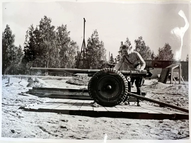 Suomen legendaarinen raskas sinko ”Musti” sai alkunsa salaisesta kylmän ...