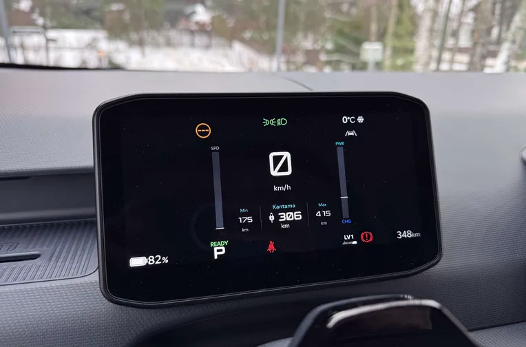 Tämä on yksi vuoden kovimmista autoista: Yleisö liimautuu kiinni kuin ...