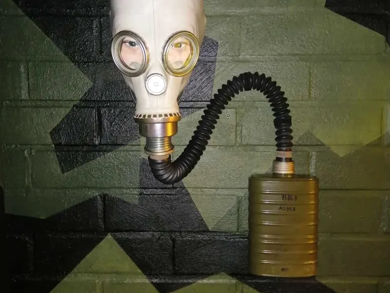 Pytyn nuppina käsikranaatti, wc-harja singosta ja lavuaarina venäläinen sotakypärä – Suomalaisen ...