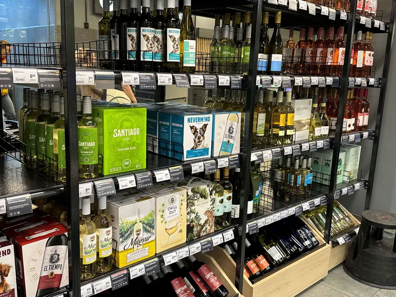 Ruokakauppoihin tulikin metritolkulla 8 %:n viinejä – Kauppa voi pedata ...