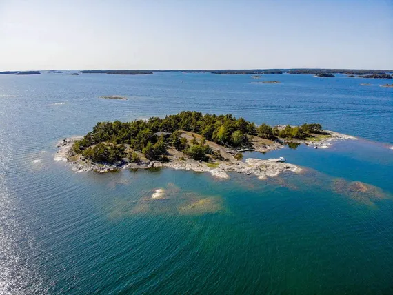 Kokonaisille saarille on ankeampinakin aikoina kysyntää – ”Oma rauha on ...