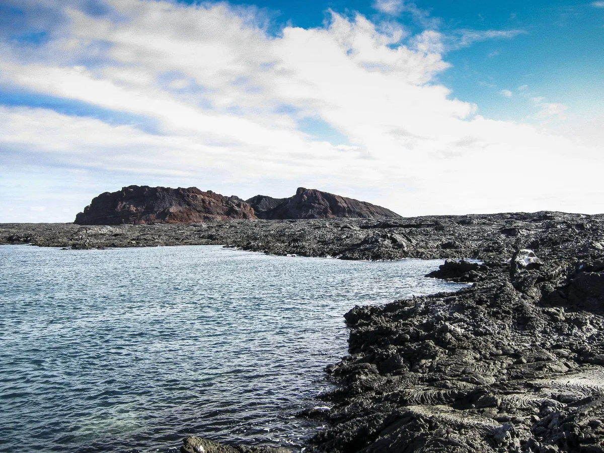 Galapagossaarilla uhkaava onnettomuus: Satamanosturi kaatui ja proomu ...