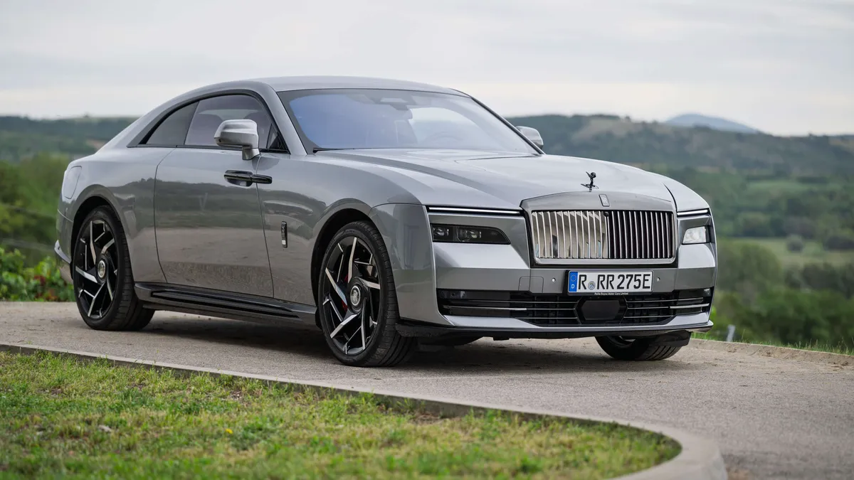 Koeajoimme historian ensimmäisen Rolls-Roycen sähköauton – ”Alusta ...