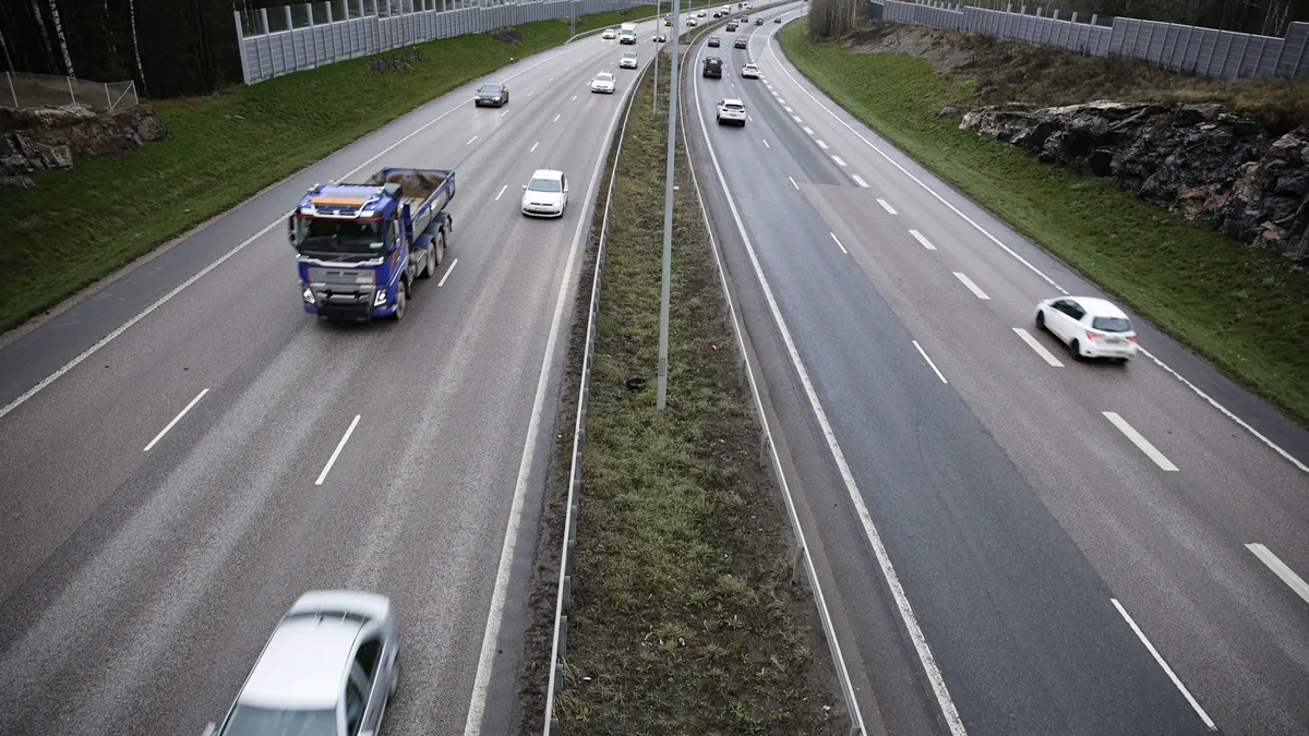 "Kunto on katastrofaalinen" – Suomen tieverkko rapistuu hyvää vauhtia ...