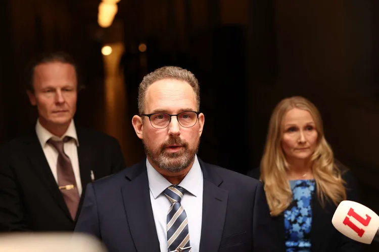 Eduskunnassa täysi kiehunta: ”Kuinka monta kertaa voi käyttäytyä ...