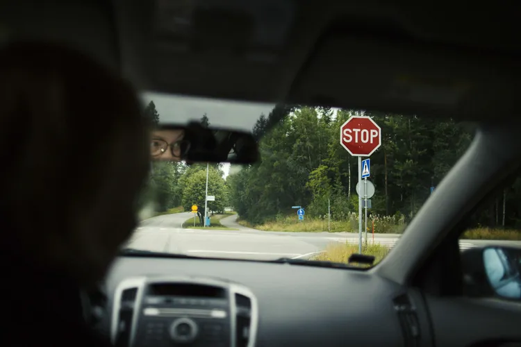 Joka kolmas suomalainen autoilija rikkoo ehdotonta sääntöä – ”Jopa ...