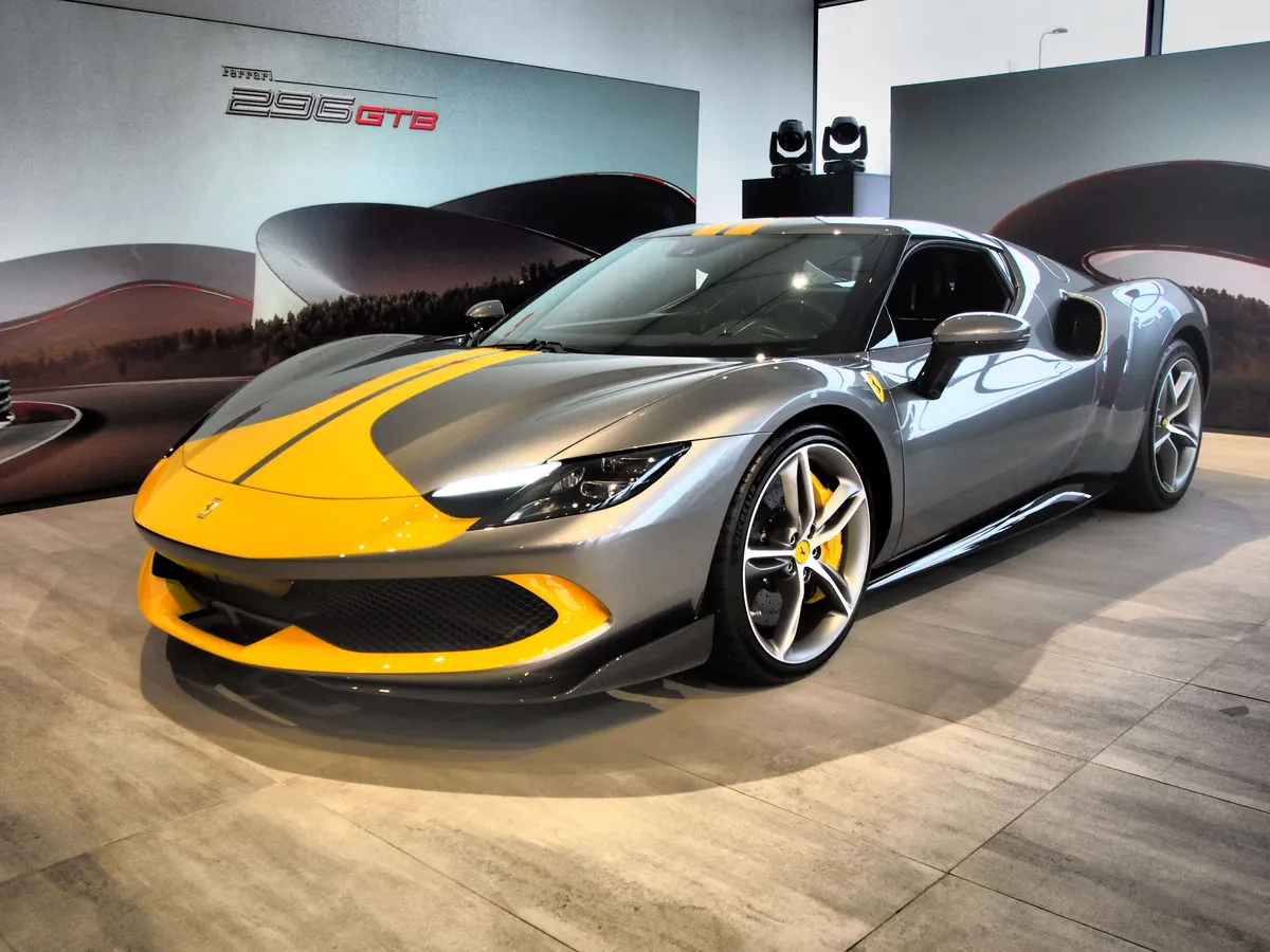 Ferrari laukkaa kohti sähköistymistä – Suomessa uutuusmallin ...