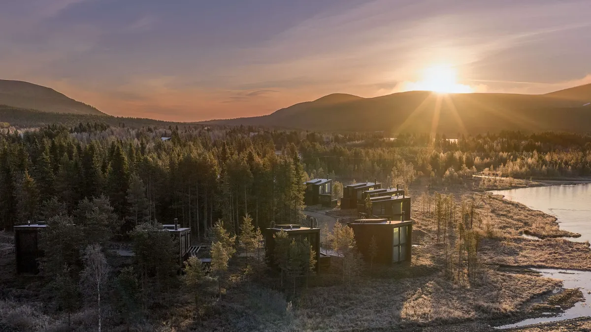 Ulkoporealtaat, saunat ja kattoikkunat: 6,7 M€ maksanut ökylomakylä ...