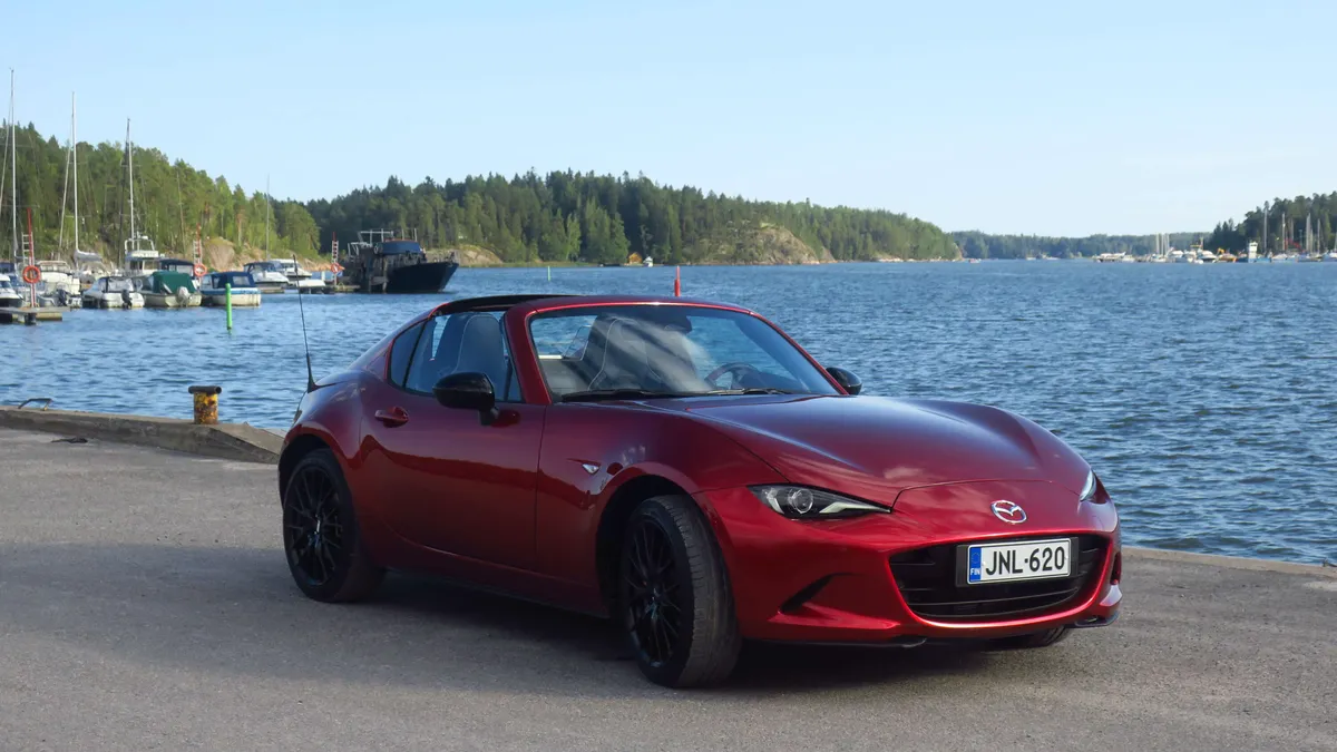 6,8 s nollasta sataan, 205 Nm vääntö, 184 hv takaveto-bensakone ilman ...