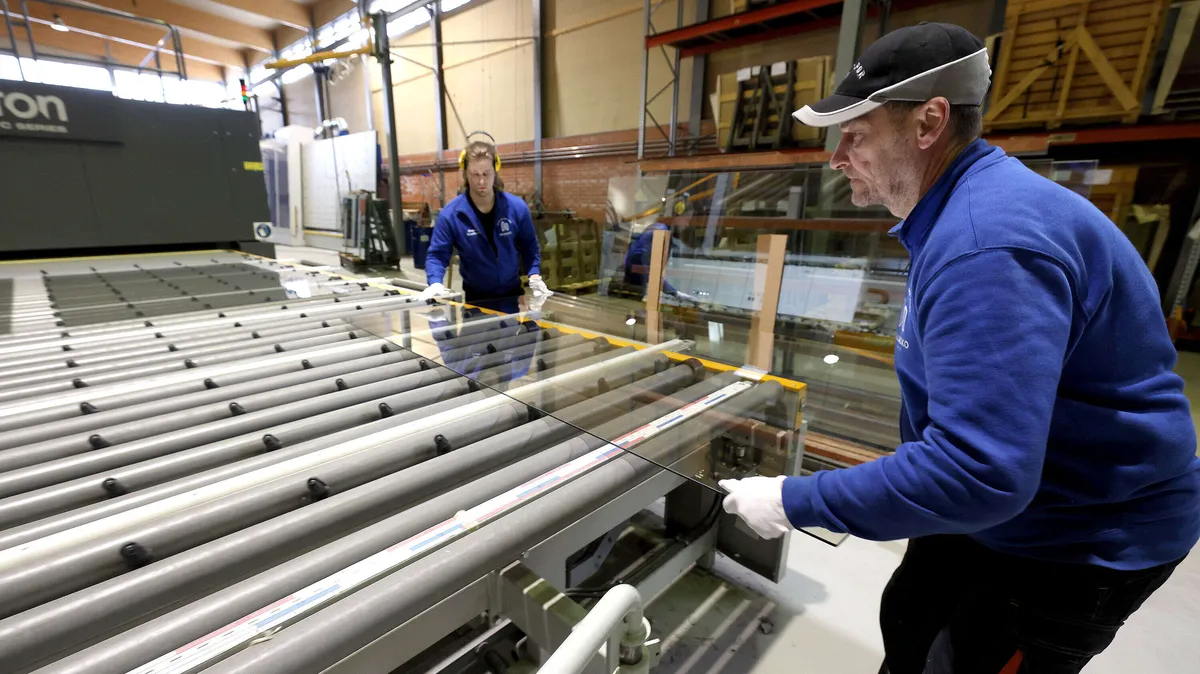 Monta metriä leveä 600 °C lasilevy jäähtyy sekunneissa – Näin ...