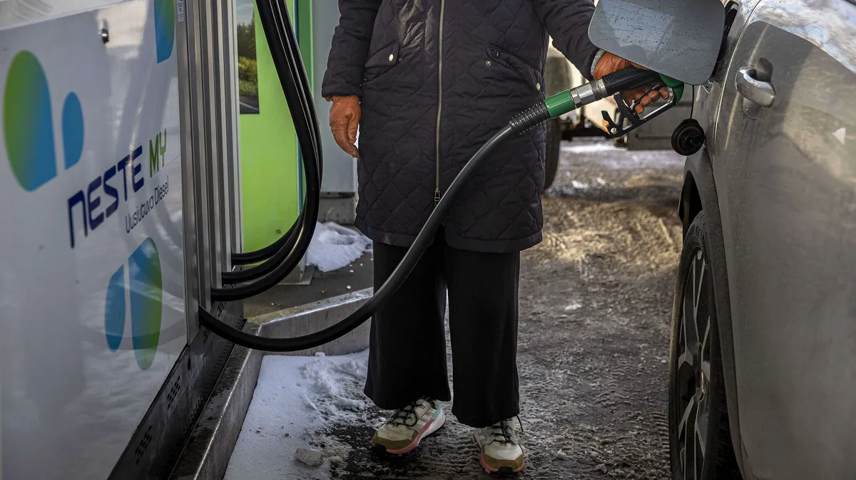 Nesteen rojahtanut kurssi houkuttaa tankkaamaan – Analyytikot näkevät ...