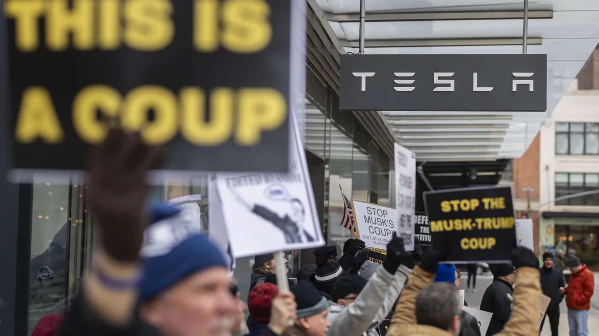 Teslan osake sukelsi – Yhtiö putosi pois tuhannen miljardin dollarin ...