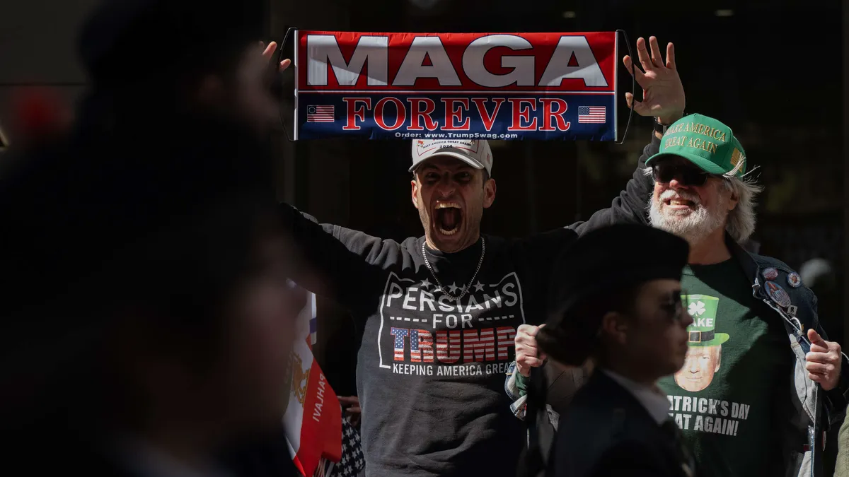 Mitä ihmettä Donald Trumpin MAGA-liikkeessä oikein tapahtuu? | Uusi Suomi