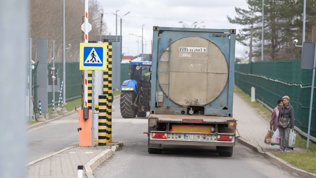 Kilometrien rekkajonot valtasivat raja-asemat Baltiassa ja Venäjällä ...