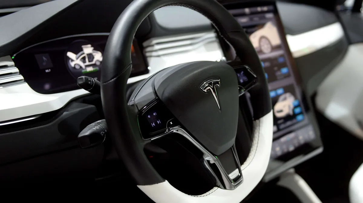Teslakuski vetää videolla unta palloon reippaassa matkavauhdissa ...