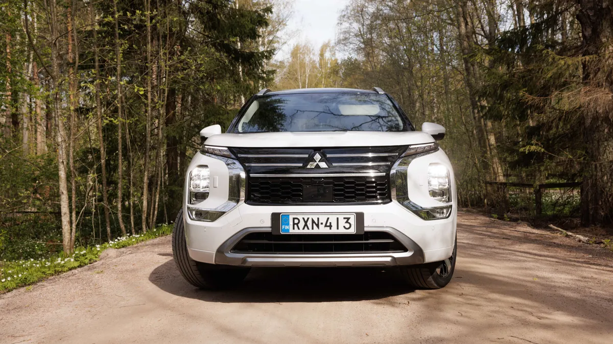 170 km/h ja nollasta sataan 7,9 s katumaasturilla: 134 + 114 + 134 hv ...