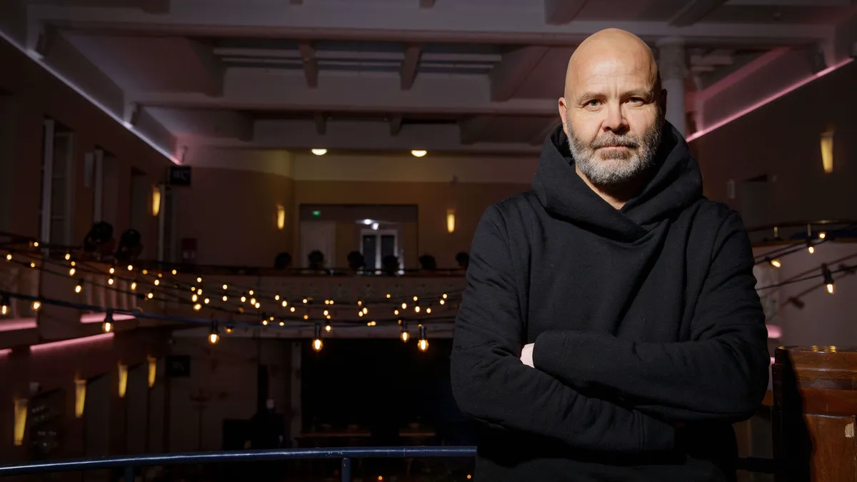 Jukka Hakala jätti toimitusjohtajan paikan, ryhtyi kirjailijaksi ja ...